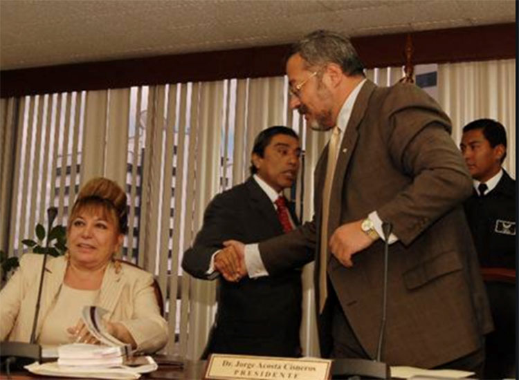 Los bailes y piruetas de Bucaram con el poder - Código Vidrio